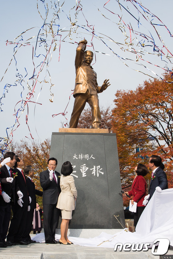 헌정기념관 앞에 세워진 안중근 의사 동상