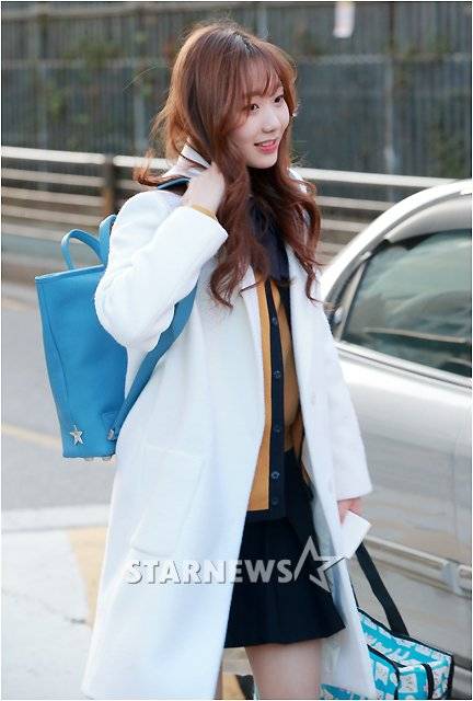 포토 류수정 교복 위에 하얀 코트 입고