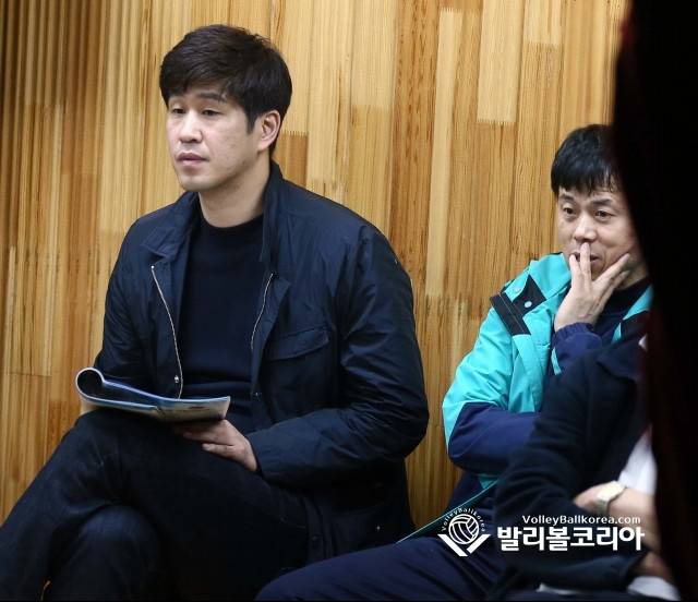 여고부 경기를 지켜보는 도로공사 김종민감독