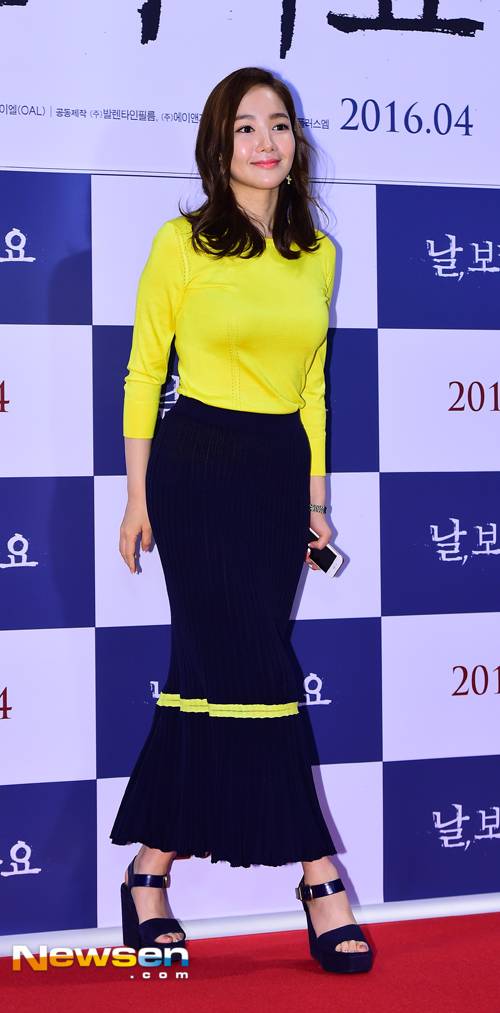 포토엔 박민영 초밀착 의상에 드러난 호리병 몸매