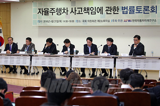 자율주행차 사고 책임기계 Vs 인간 팽팽