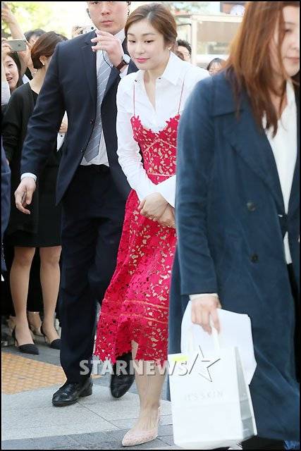 포토 김연아 붉은 시스루 패션