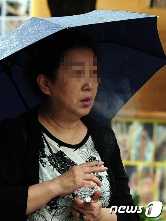 금연구역 지정이 무색하게 끽연 즐기는 관광객