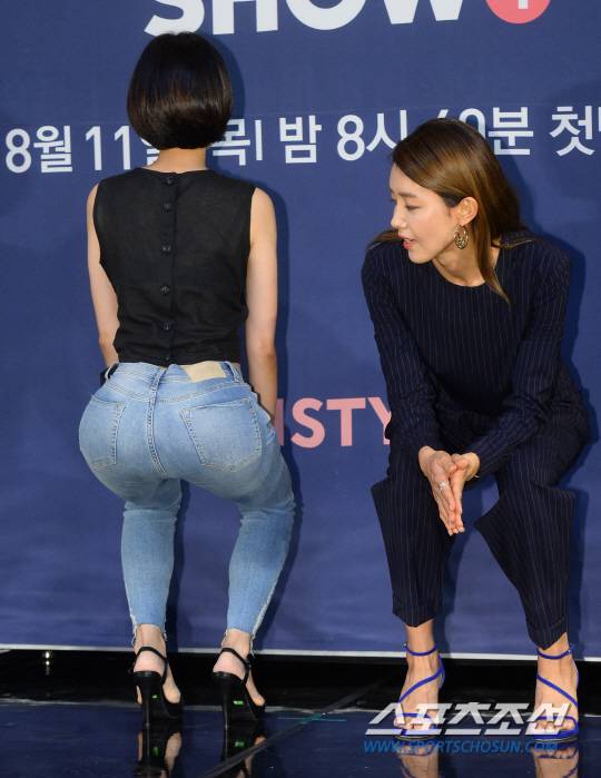 포토 채정안의 시선 사로 잡은 개미허러 애플힙