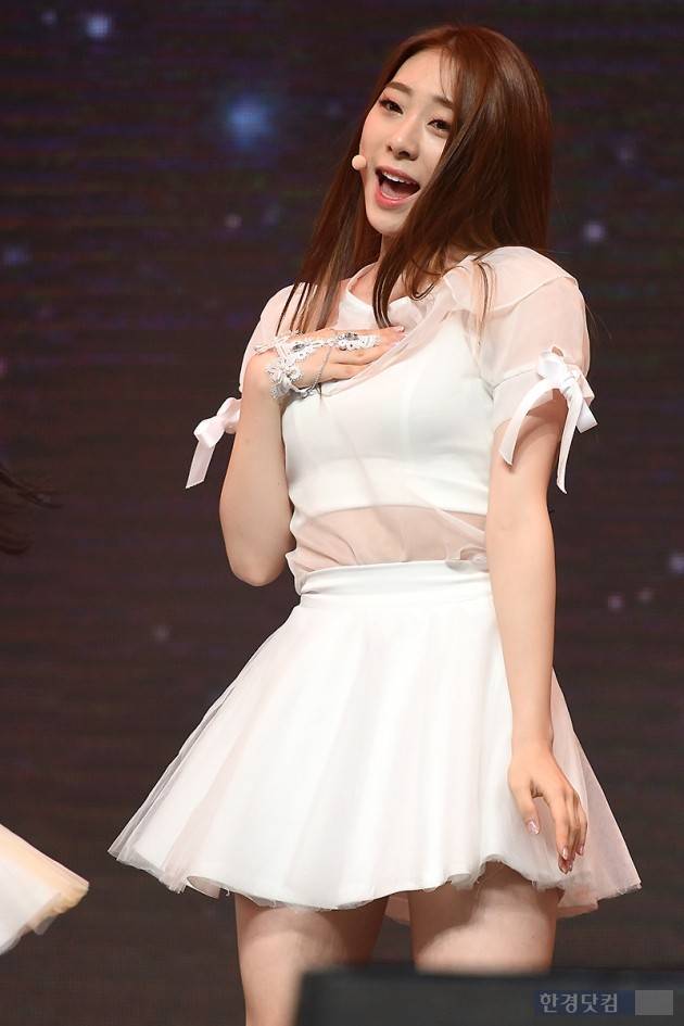 Hei포토 우주소녀 연정 노래하는 모습이 아름다워~