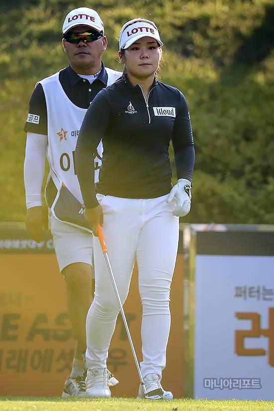 포토 루키 이소영 신중하게 살핀다