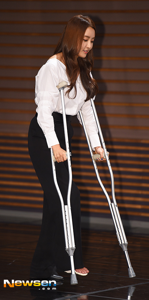 포토엔 정유미 다리는 깁스 목발과 함께