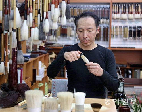 박경모 전문기자의 젊은 장인 붓머리에 탄력을 붙이는 손