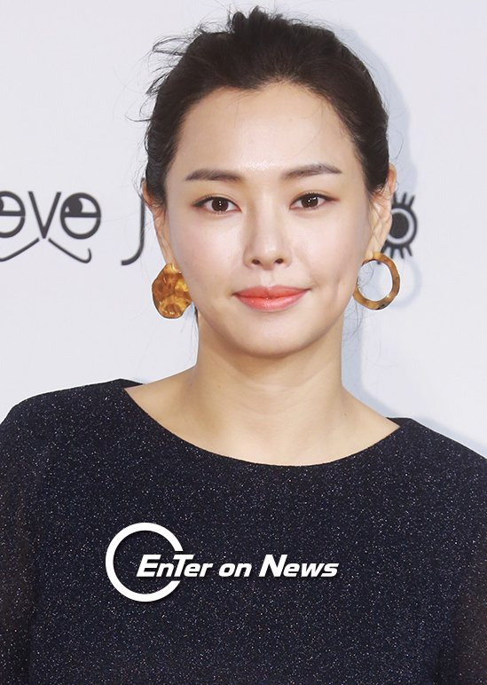 On포토 이하늬 단아한 보조개 미소