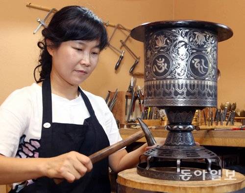 박경모 전문기자의 젊은 장인 수만 번의 망치질로 빚어낸 전통 문양