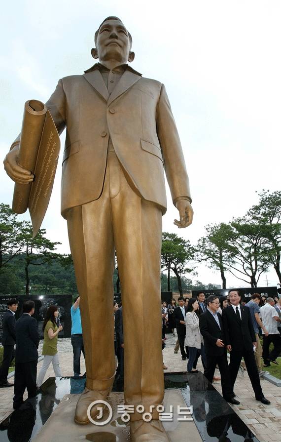 구미 박정희 동상 등에 독재자 낙서
