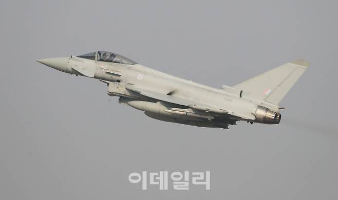 포토 한반도 상공에 뜬 영국 공군 타이푼