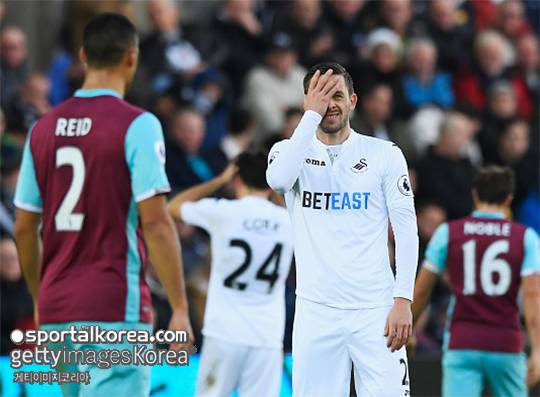 [EPL 18R] '기성용 결장' 스완지, 웨스트햄에 1-4 완패..강등권 탈출 실패
