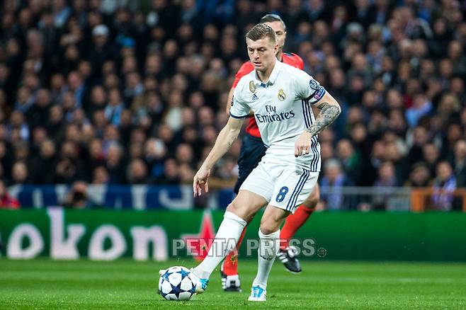 포토 패스하는 토니 크루스 Uefa 챔스16강 레알마드리드 Vs 나폴리 4