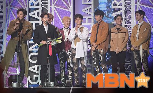 엑소 '그룹 인기상 받았어요' [MBN포토]