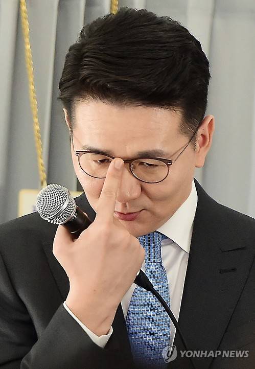 안경 올리는 조원태