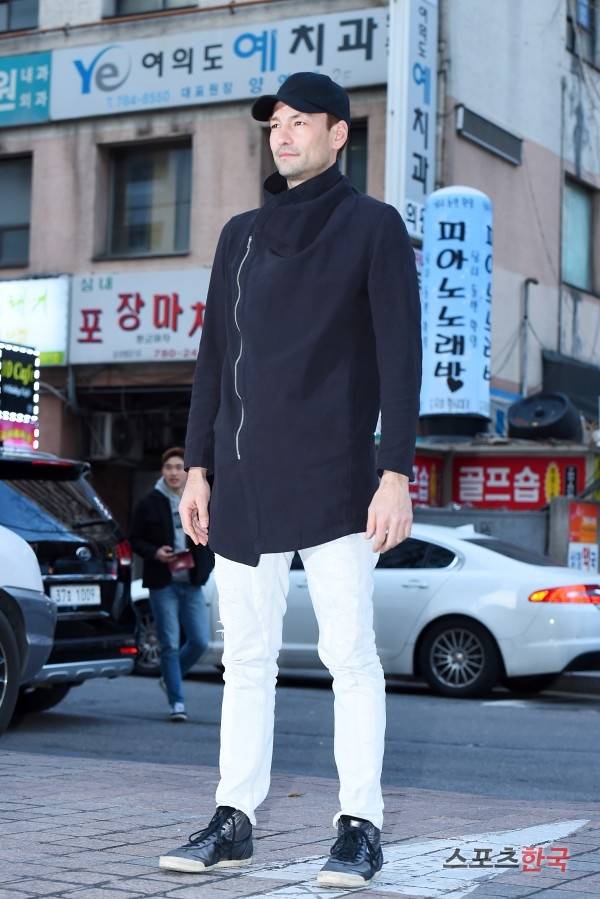 데이비드 맥기니스 서 있기만 해도 화보~ 맨투맨 종방연