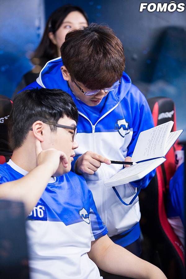 포토 Mvp 이종원 코치 전략 지시에 바쁜 모습