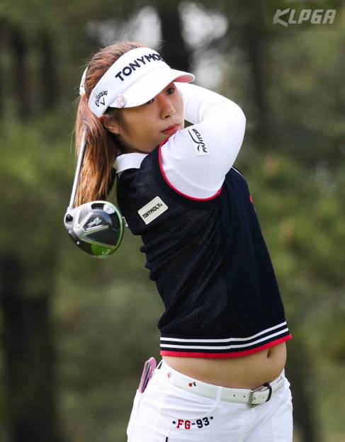 [KLPGA]'2016신인왕' 이정은, 장하나·허윤경 제치고 2R 선두 질주