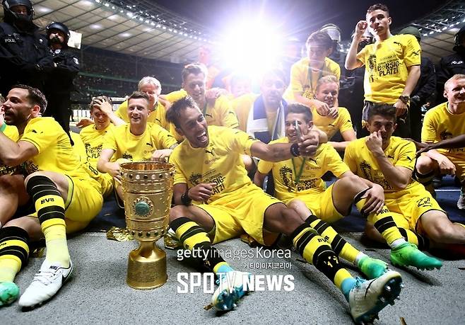 Spo 이슈 영상 3전 4기 Bvb 포칼 우승 트로피에 입맞춤