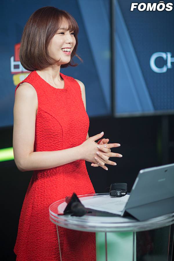 포토 롤챔스 연상은 아나운서 여름에 어울리는 레드 원피스