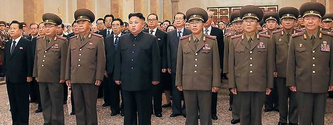 금수산궁전 참배 때 미사일 개발 4인방 左右에 세운 김정은