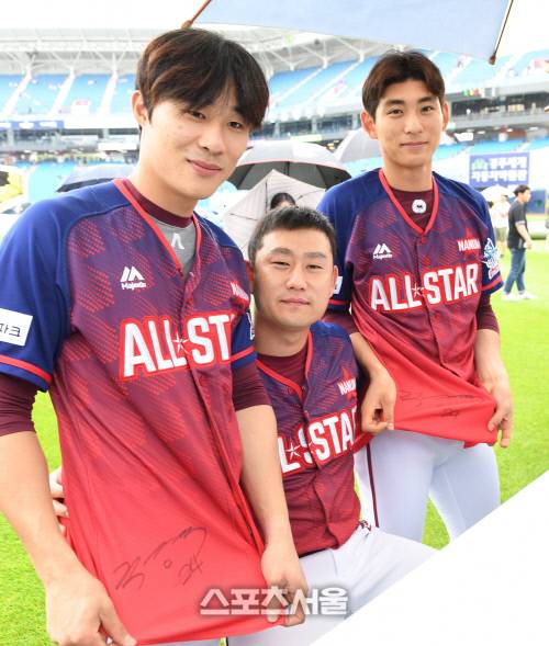 Ss포토 김하성 이정후 김상수 선배 사인 받았어요
