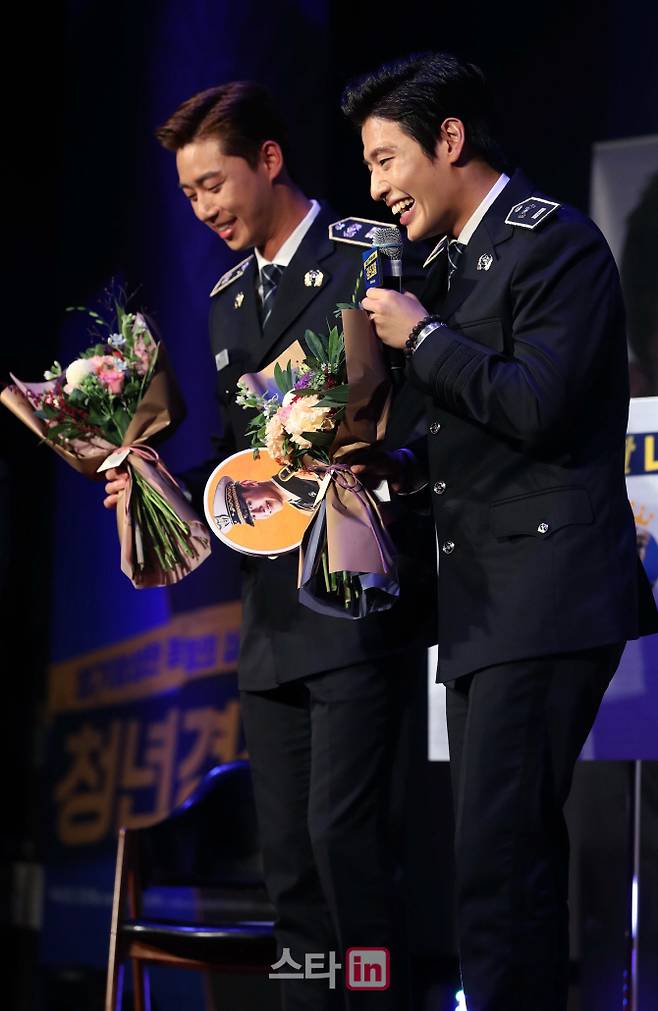 포토 박서준 강하늘 졸업기념 꽃다발인가요