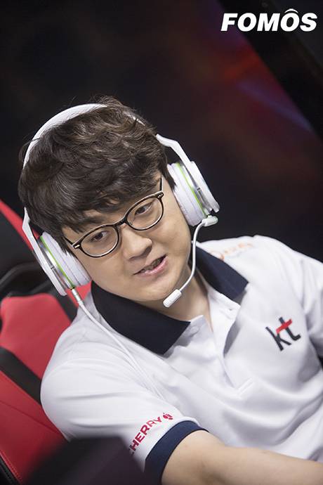 포토 마타 조세형 입술을 질근 깨물고