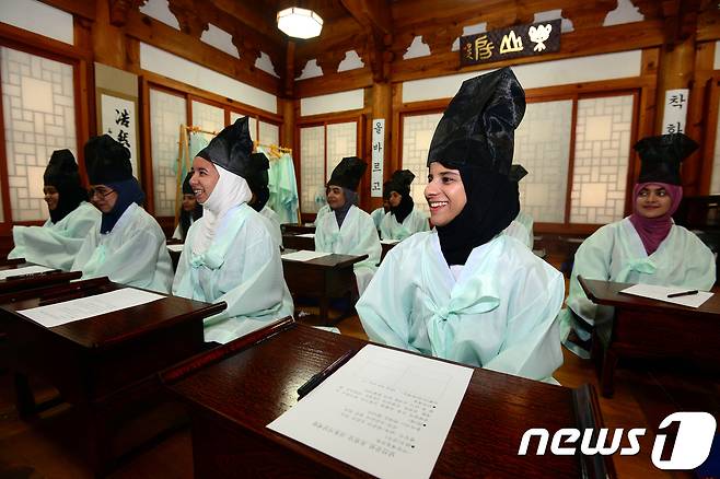 히잡에 유건 쓴 중동 학생들 한국을 배워요