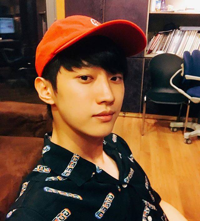 B1A4 진영, 녹음실에서 뭐해요? "녹음중!!"