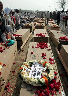 INDIA PAKISTAN TRAIN BLAST VICTIMS MASS BURIAL