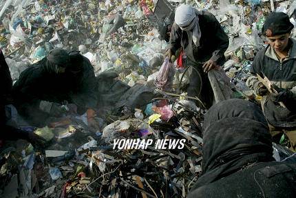 IRAQ BAGHDAD GARBAGE RECYCLING