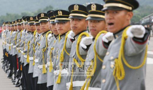 [M&M포토] 칼같은 줄이 생명! 육군 의장대 시범