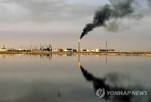 FILE IRAQ ECONOMY OIL