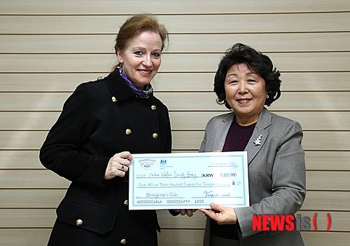 기부금 전달하는 앤 와이트먼 주한영국대사 부인