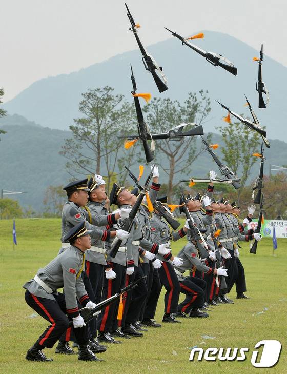특수전사령부 부대이전 축하하는 의장대