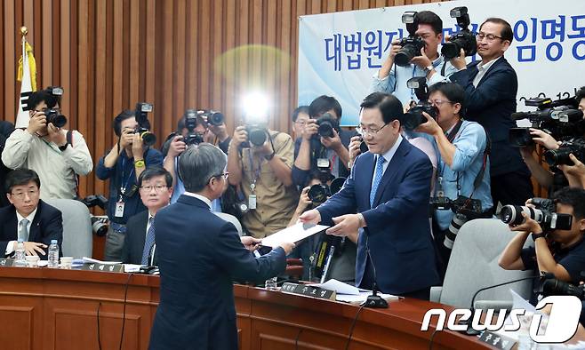 선서문 전달하는 김명수 대법원장 후보자