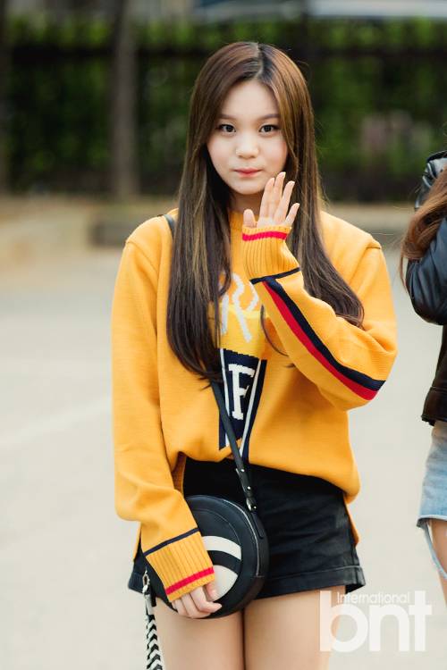 Bnt포토 여자친구 엄지 귀엽게 선서하듯