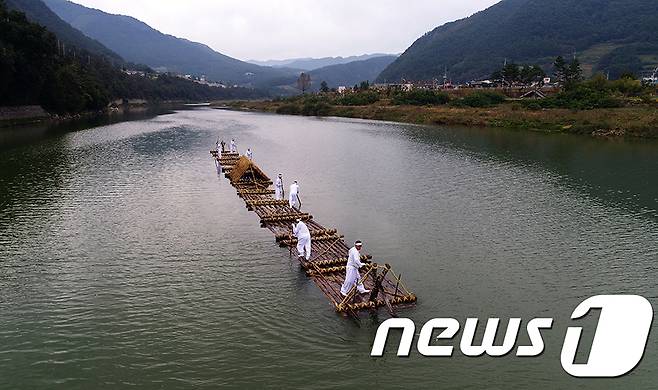전통 뗏목 시연하는 뱃사공