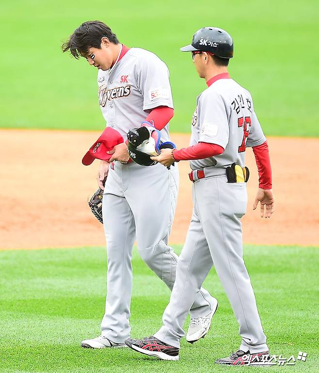 [WC1] SK 김동엽, 파울 타구에 발 맞고 정진기로 교체