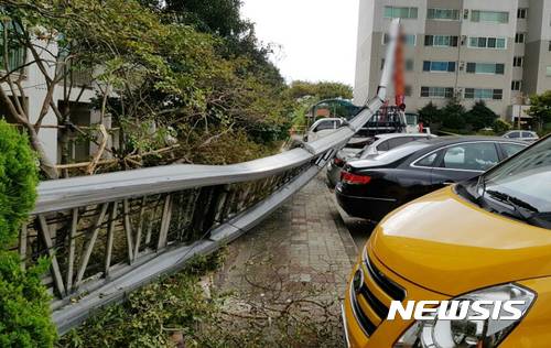 고가 사다리차 쓰러져 아파트 유리창·주차차량 덮쳐