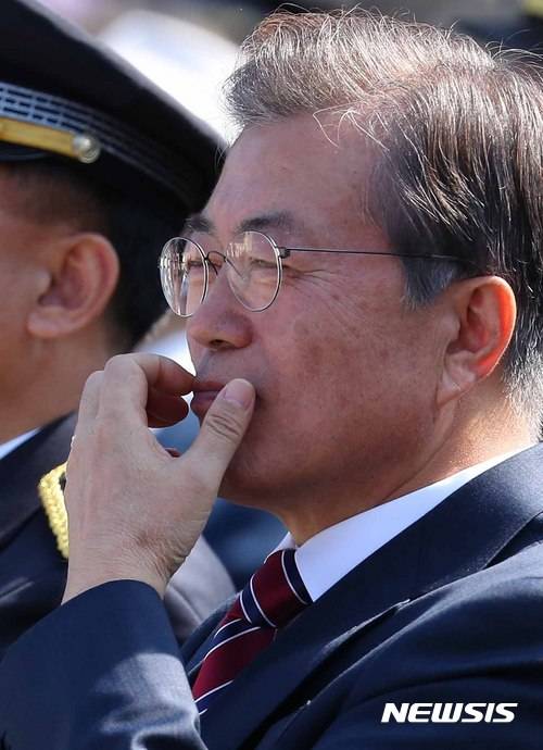 굳은 표정의 문재인 대통령