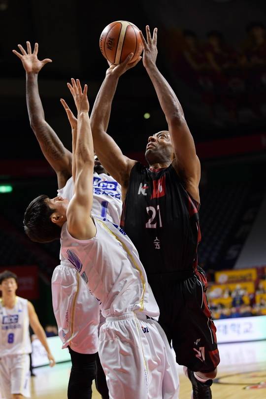 [BK Review] '하승진 결승포' KCC, 19점 열세 뒤집고 KT에 역전승