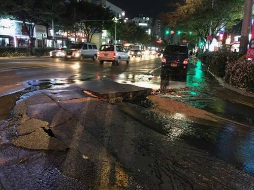 울산 도심서 상수도 배관 파열도로도 파손