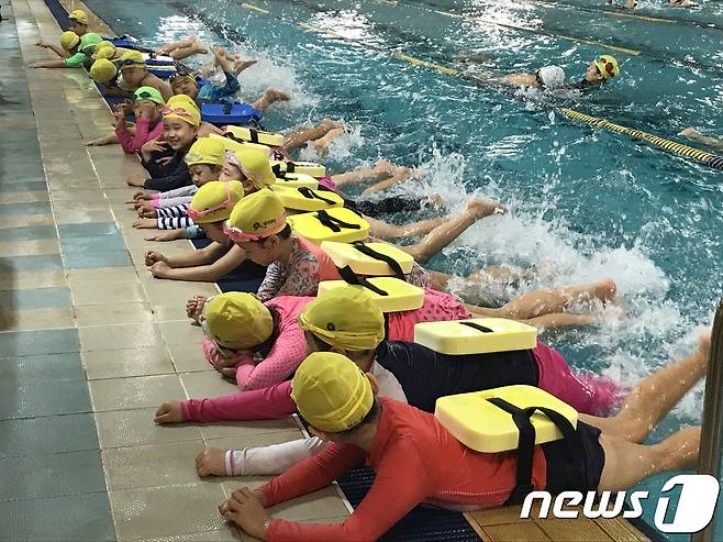 수영장 없는 서울신당초 전교생 대상 수영교육 눈길