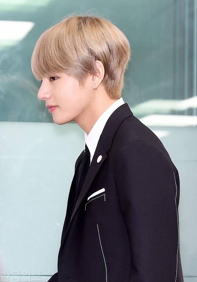 포토 방탄소년단 뷔 만화같은 옆모습