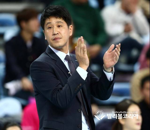 경기를 지켜보는 김종민감독
