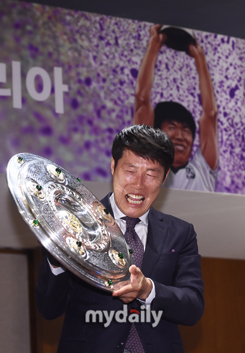 Md포토 차범근 분데스리가 우승 트로피 들고 함박웃음