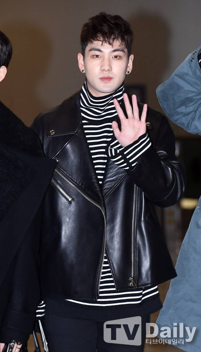 Td포토 뉴이스트w 백호 훈훈한 손인사